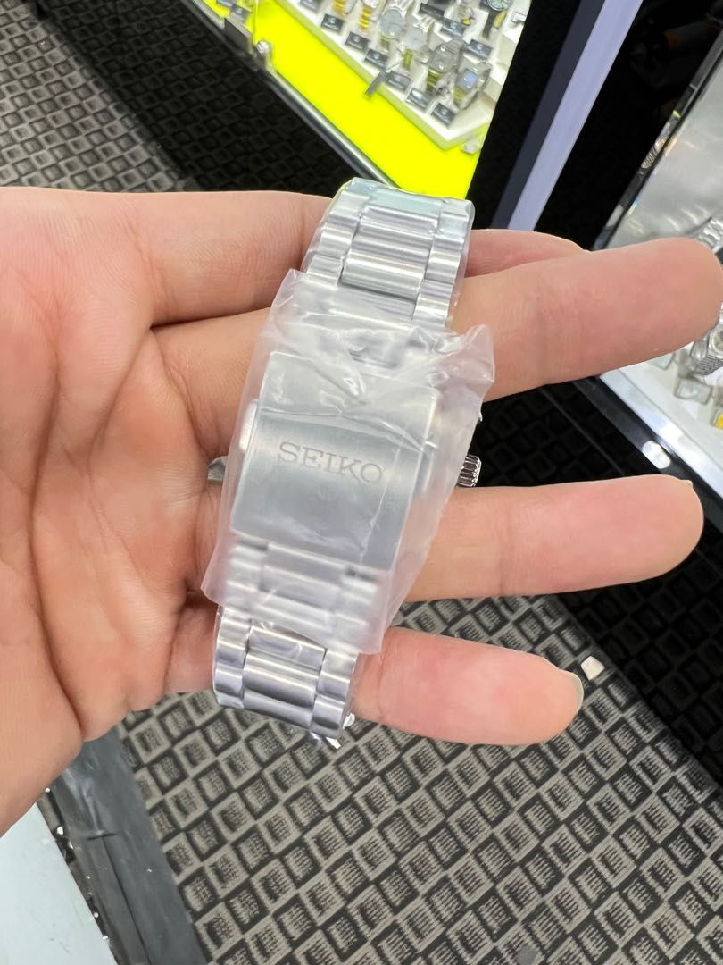 SEIKO PROSPEX PANDA CHRONOGRAPH SOLAR SSC813P1, Men's Fashion, Watches ...