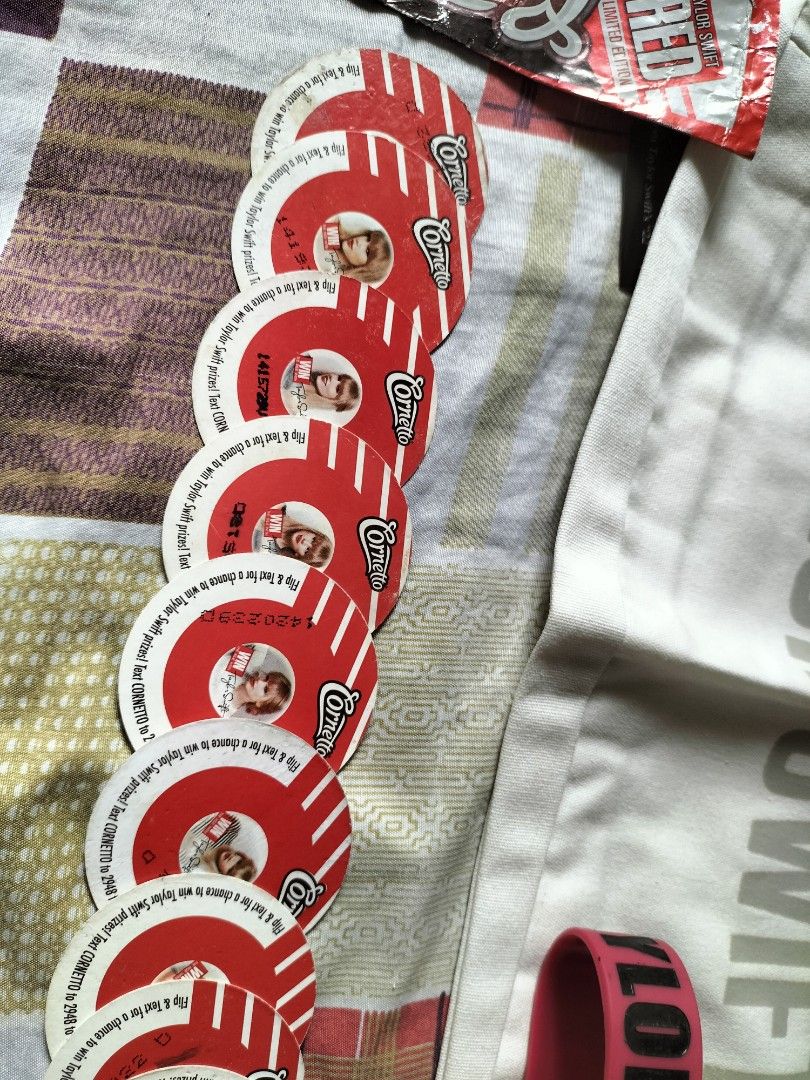 Taylor Swift Red Tour Cornetto Totebag Bundle, Hobbies & Toys ...