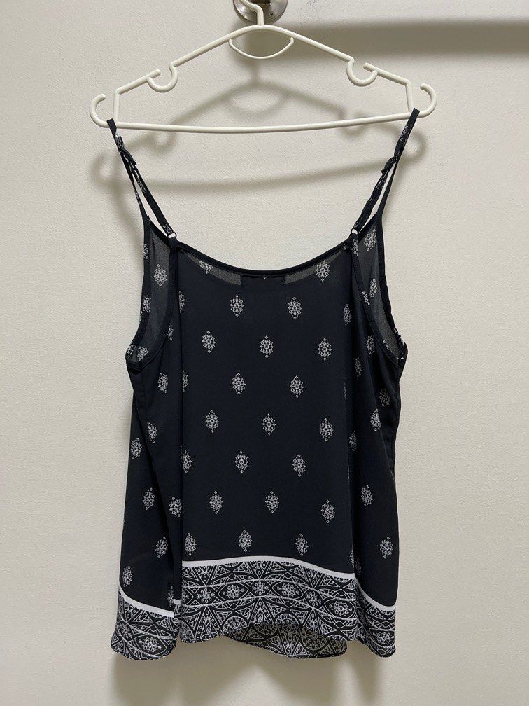 Basic flowy strapless top, Women's Fashion, Tops, Sleeveless on Carousell