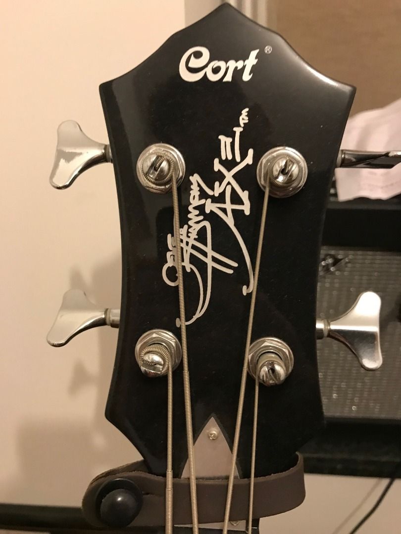 Cort Gene Simmons Axe Bass, 興趣及遊戲, 音樂樂器 & 配件, 樂器 - Carousell