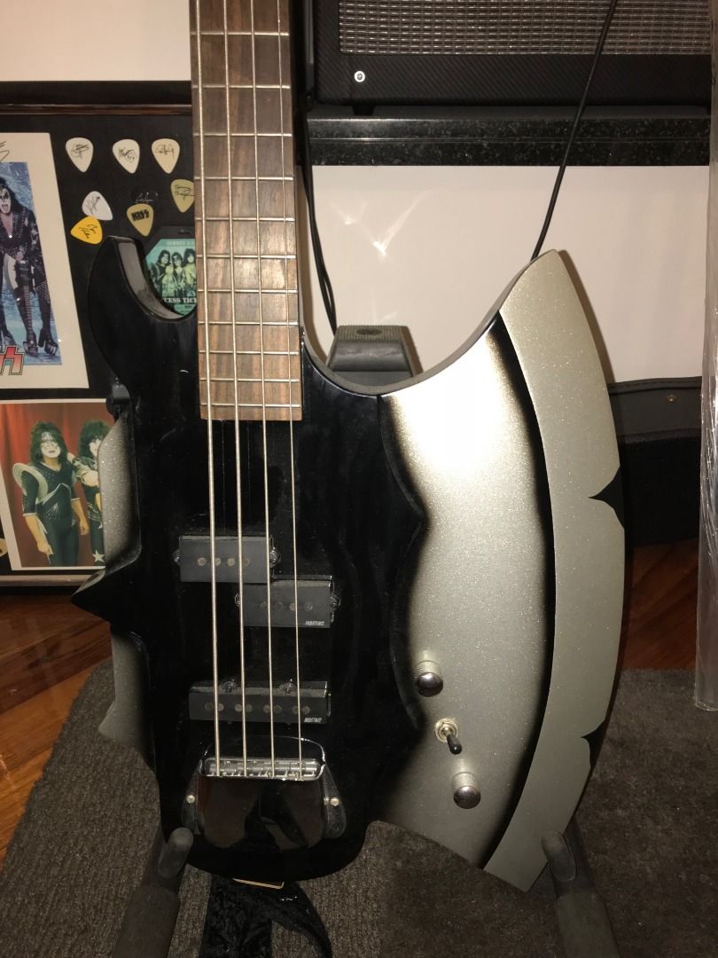 Cort Gene Simmons Axe Bass, 興趣及遊戲, 音樂樂器 & 配件, 樂器 - Carousell