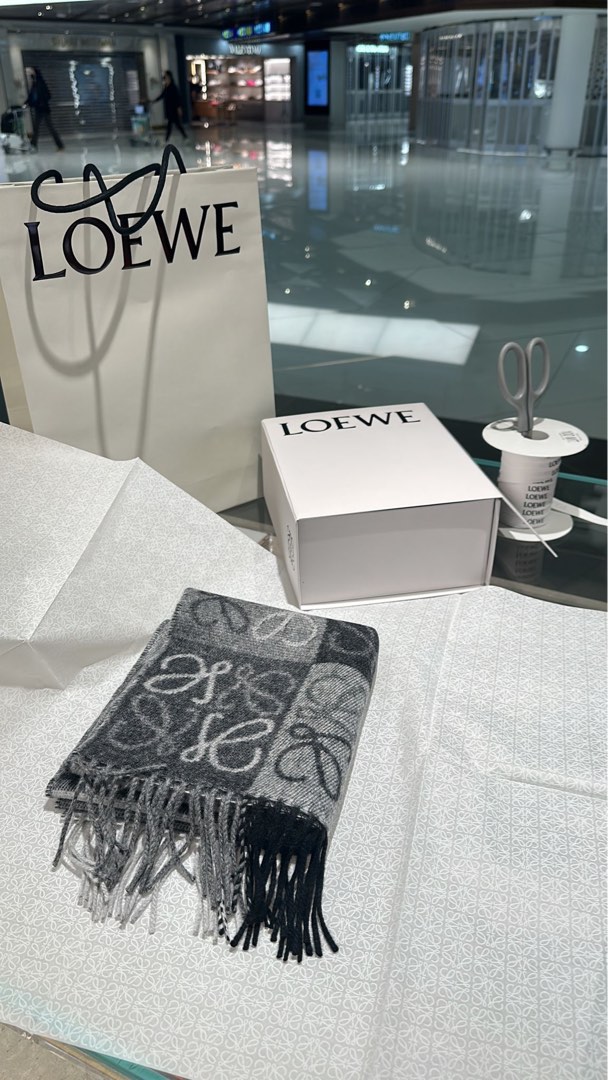 Loewe scarf, 名牌, 服裝 - Carousell
