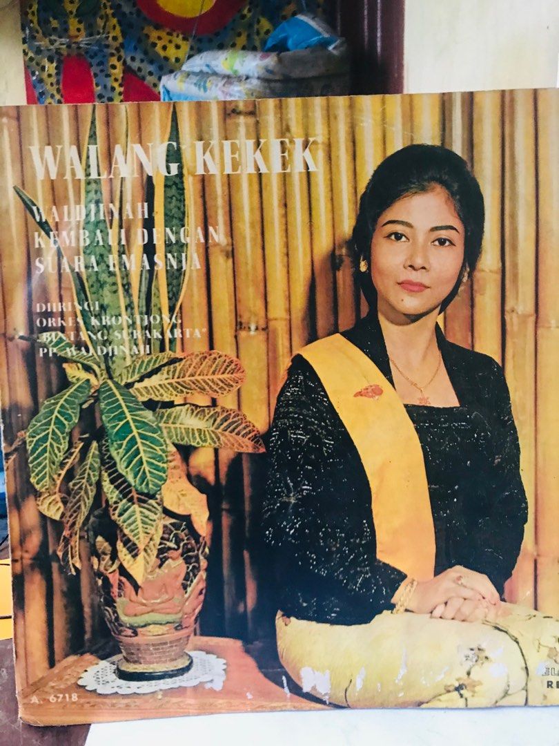 Piringan Hitam Waljinah, Antik, Lainnya di Carousell