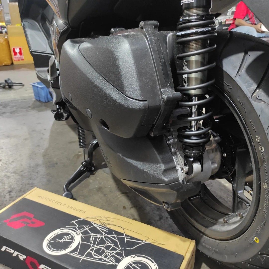 PROFENDER FLASH SERIES BLACK ON XMAX, Motorcycles, Motorcycle ...