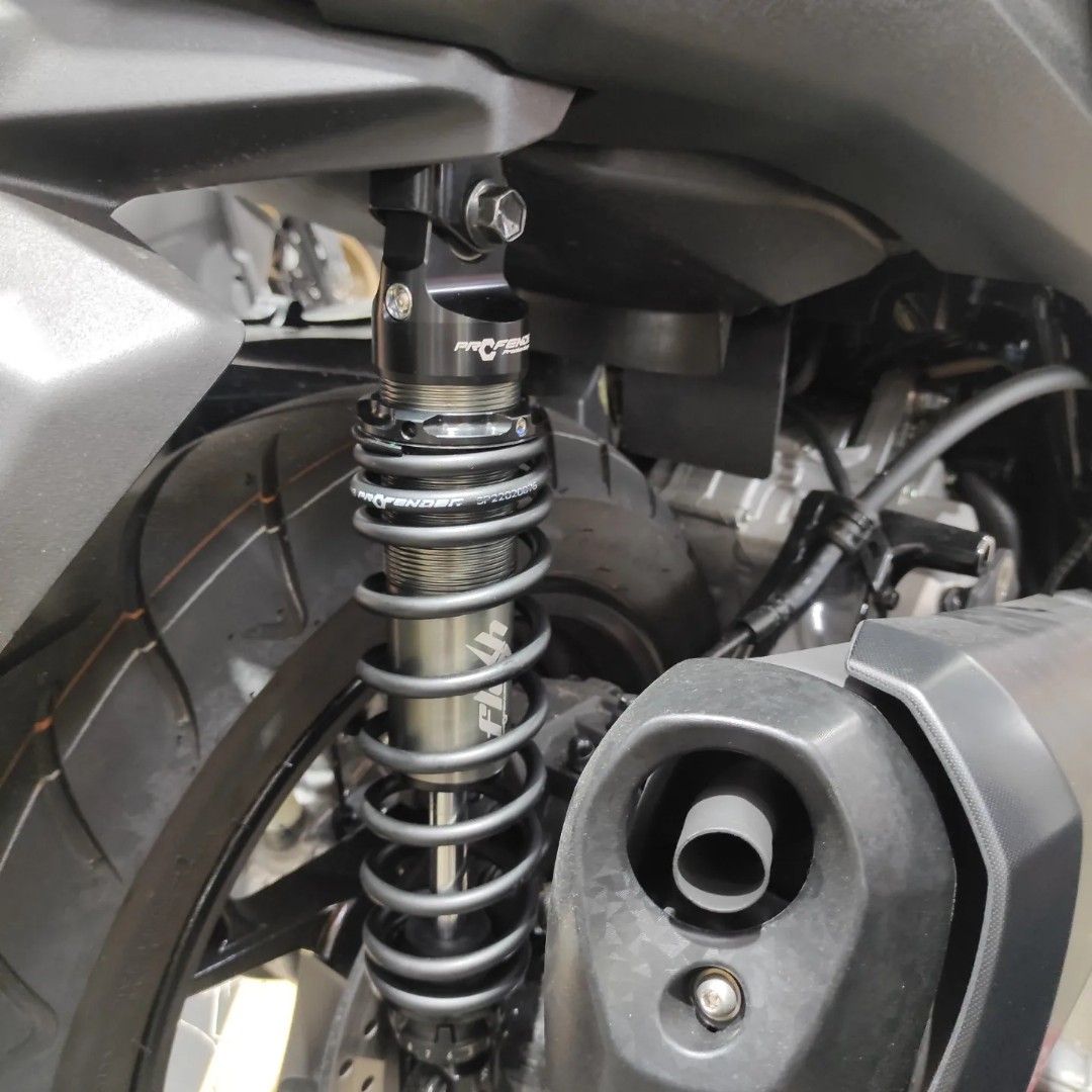 PROFENDER FLASH SERIES BLACK ON XMAX, Motorcycles, Motorcycle ...
