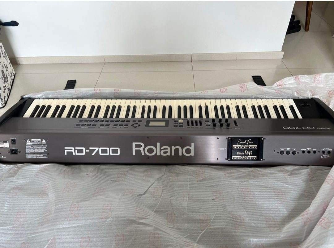 Roland RD- 700, Hobbies & Toys, Music & Media, Musical Instruments on ...