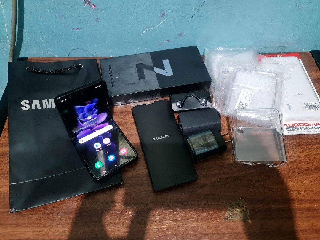 Samsung Galaxy Z Flip 3 5G NTC Snapdragon 888 5G Complete with freebies Unit Box Manual Sim ...