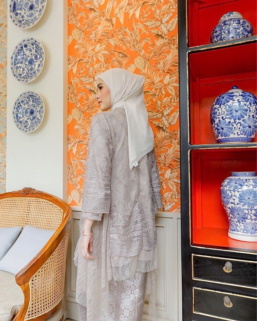 Almahyra looks - yura blouse, Fesyen Wanita, Pakaian Wanita, Atasan di Carousell