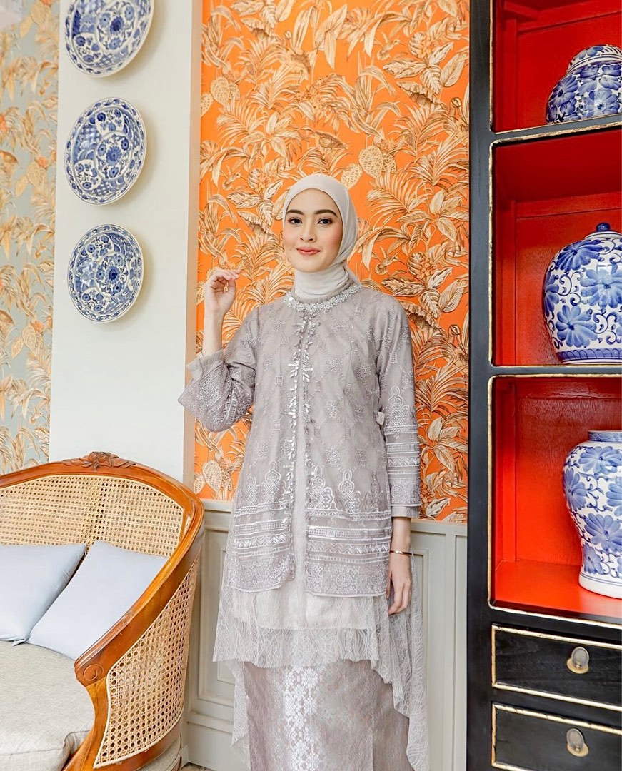 Almahyra looks - yura blouse, Fesyen Wanita, Pakaian Wanita, Atasan di Carousell