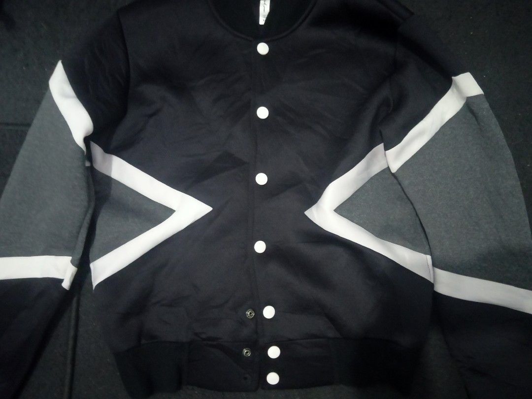 Jaket Varsity Hitam, Fesyen Pria, Pakaian , Baju Luaran di Carousell
