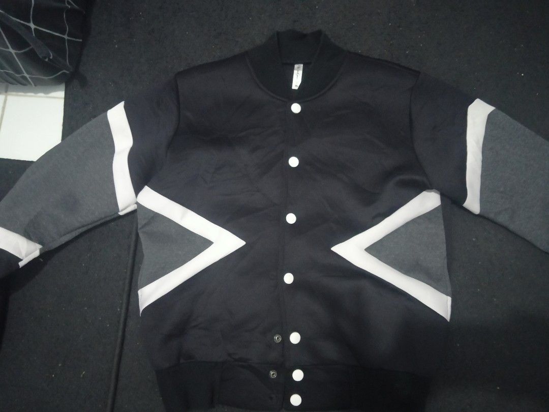 Jaket Varsity Hitam, Fesyen Pria, Pakaian , Baju Luaran di Carousell