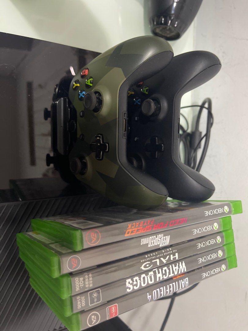 Microsoft XBox One + Logitech G920 Driving Force Racing Wheel ...