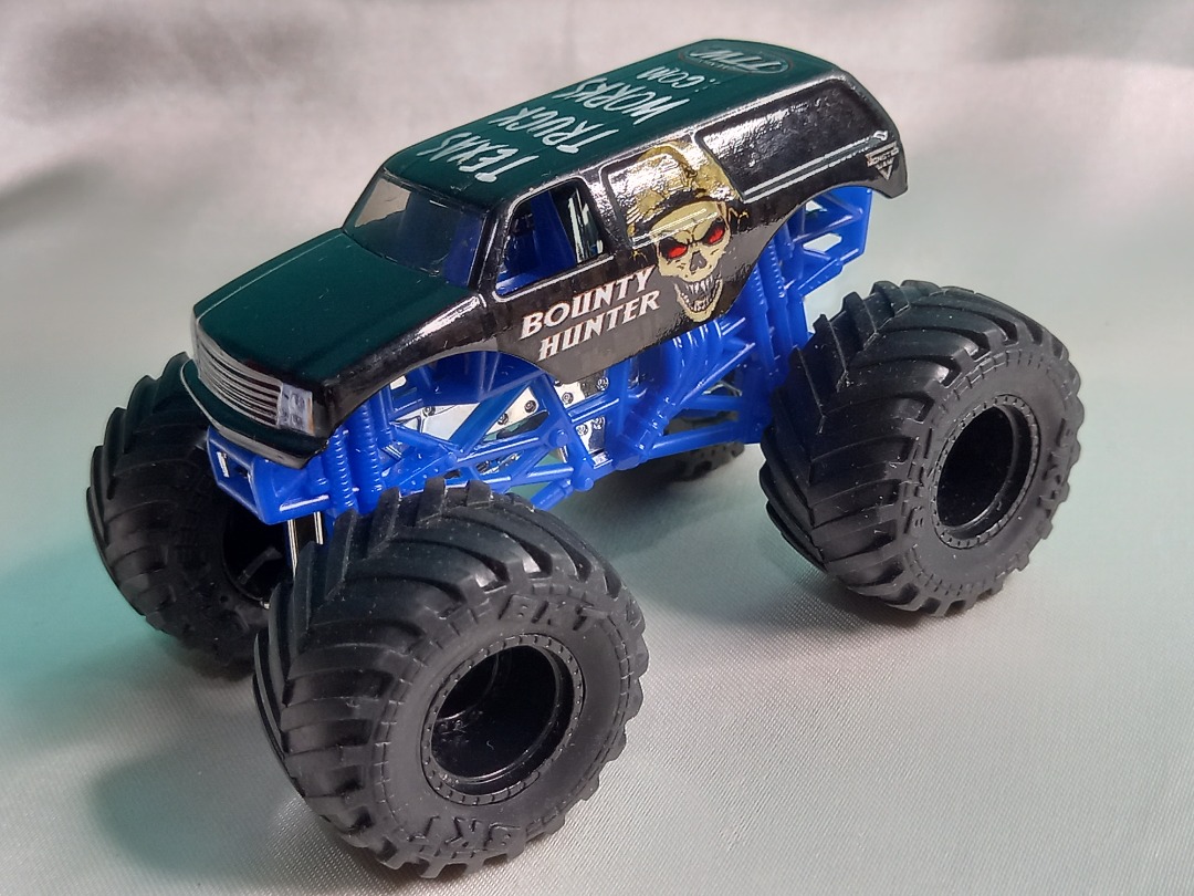 Monster Jam Bounty Hunter Diecast Monster Truck, Hobbies & Toys, Toys ...
