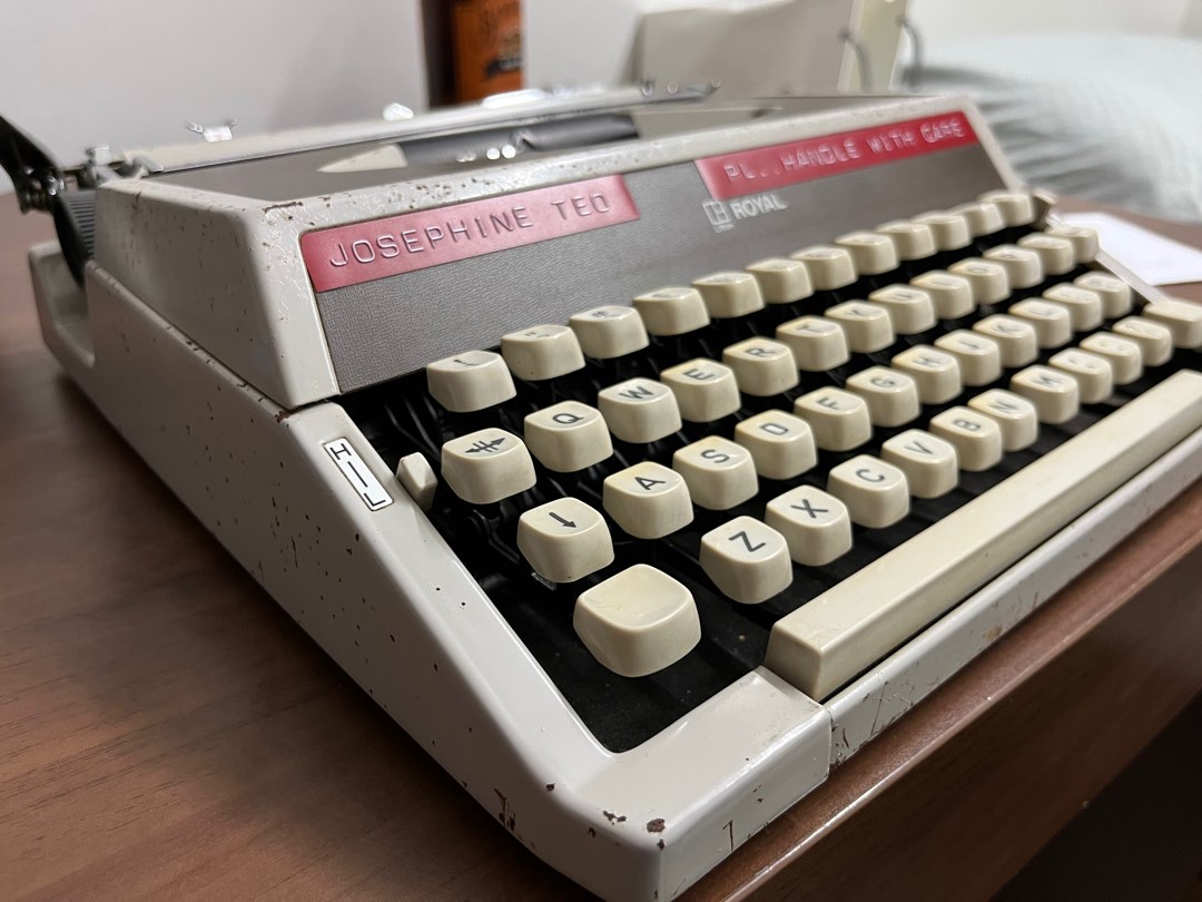 Royal 200 Typewriter, Hobbies & Toys, Memorabilia & Collectibles ...