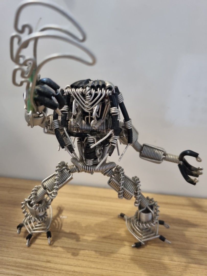 Alien vs Predator wire sculptures, Hobbies & Toys, Toys & Games on ...