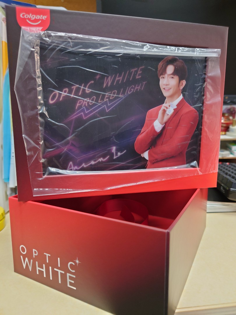 高露潔 optic white anson lo發光盒, 興趣及遊戲, 收藏品及紀念品, 明星周邊 - Carousell
