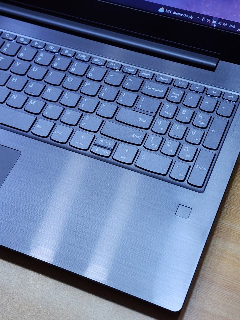 Lenovo V330-15ikb012 81AX i7 CoffeeLake 8th Gen 8Gb ram 256Gb SSD AMD ...