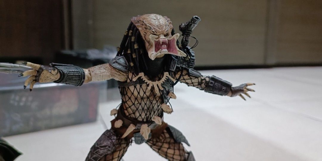 MEZCO PREDATOR DELUX EDITION, Hobbies & Toys, Toys & Games on Carousell