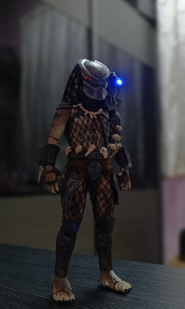 MEZCO PREDATOR DELUX EDITION, Hobbies & Toys, Toys & Games on Carousell