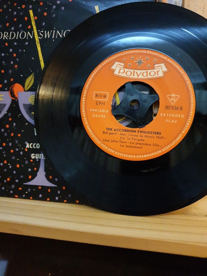 Vintage EP Piring Hitam The Accordian Swingsters -45 RPM (1957 ...