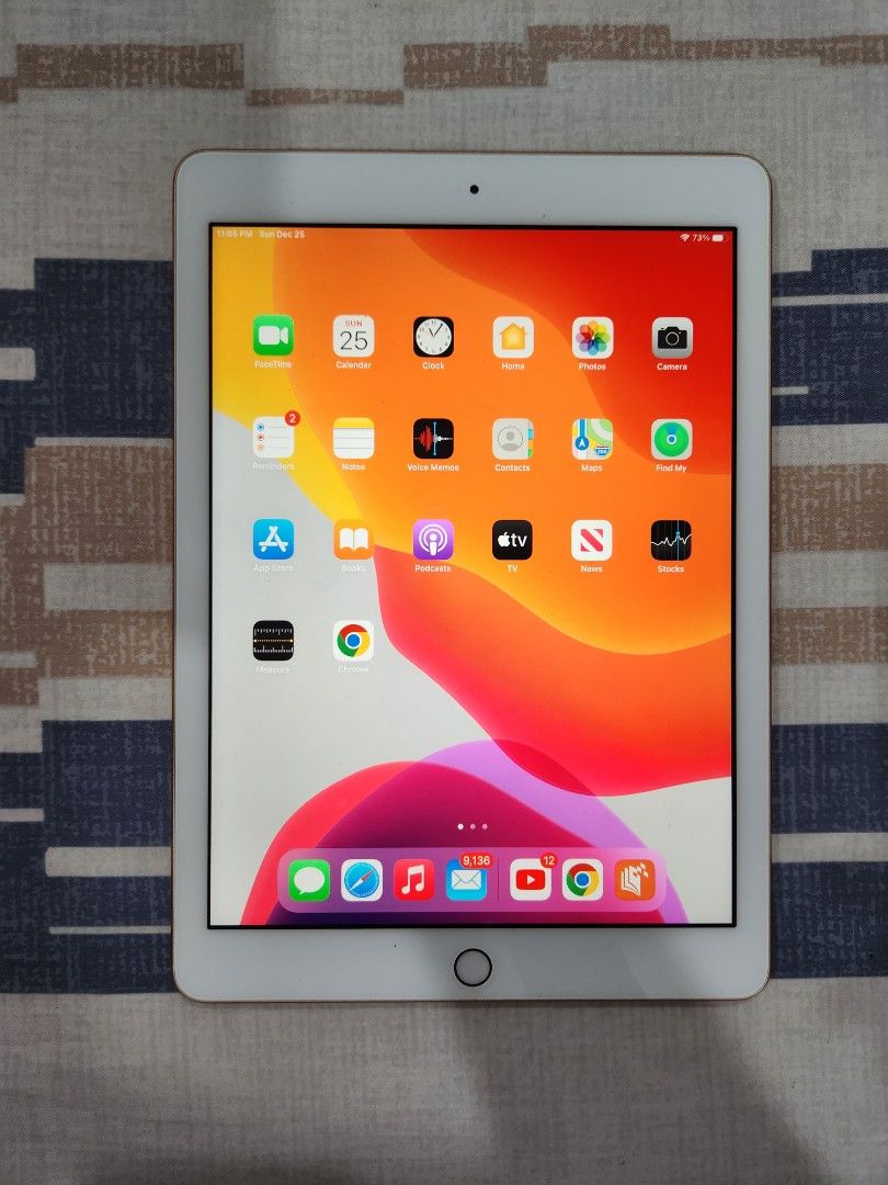 6th gen iPad, Rose gold, 32GB, no scratches, no dents, always in case ...