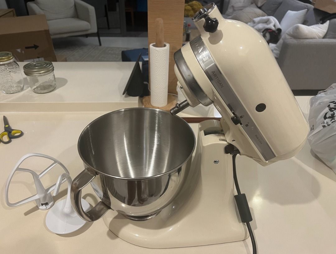 KitchenAid Artisan Stand Mixer 4.8L KSM125B Fresh Linen cream color, TV ...