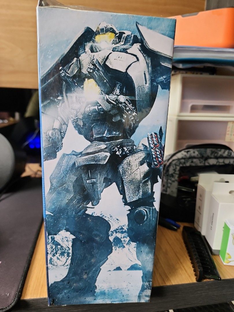 Pacific Rim- Bracer Phoenix (Diamond Select), Hobbies & Toys, Toys ...