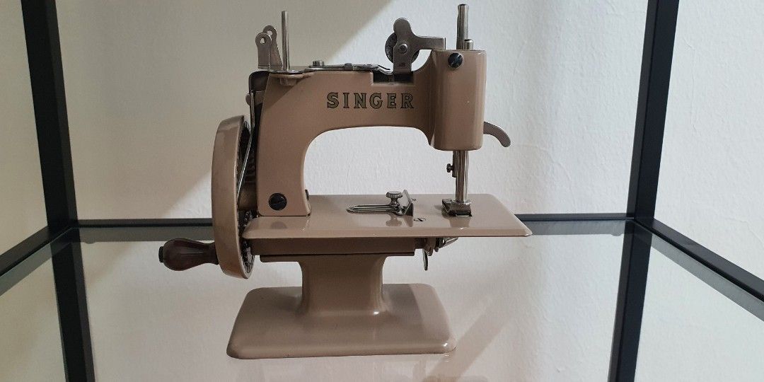 Sewing machine | Singer |mini sewing machine, Hobbies & Toys ...