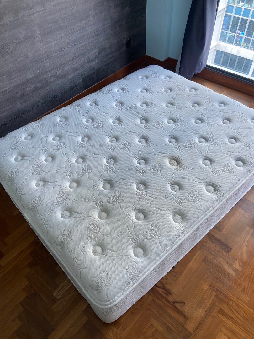 Simmons beauty rest queen, Furniture & Home Living, Furniture, Bed ...