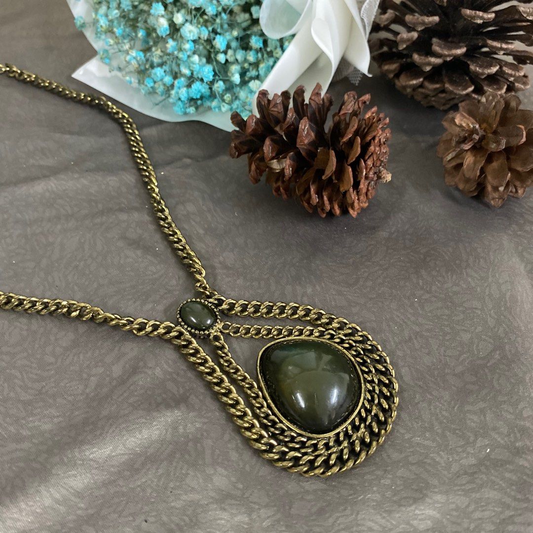 Vintage green stone necklace, Women's Fashion, Jewelry & Organisers ...