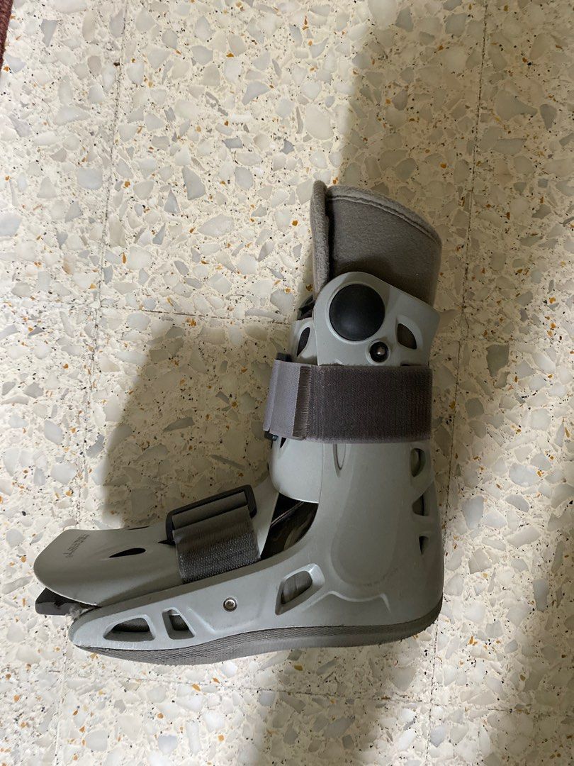 Aircast boot, Beauty & Personal Care, Foot Care on Carousell