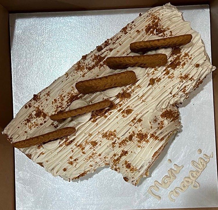 Biscoff log cake, Food & Drinks, Homemade Bakes on Carousell