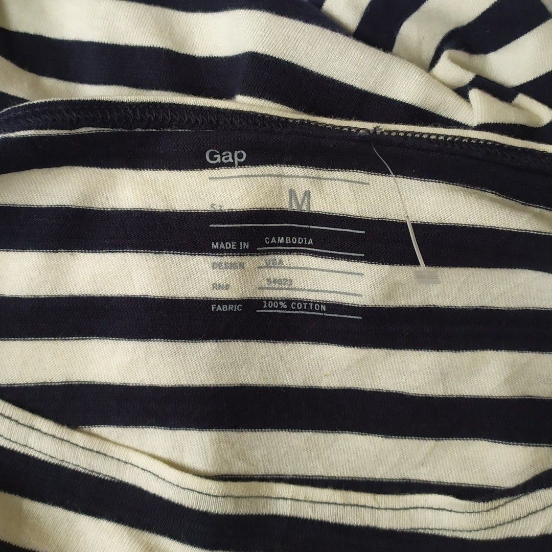 Kaos garis garis biru navy putih merek GAP, Fesyen Wanita, Pakaian Wanita, Atasan di Carousell