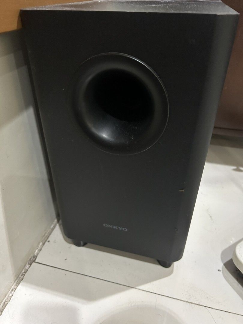 Onkyo ht r395 with 5 speakers and 1 sub woofer, Audio, Soundbars ...