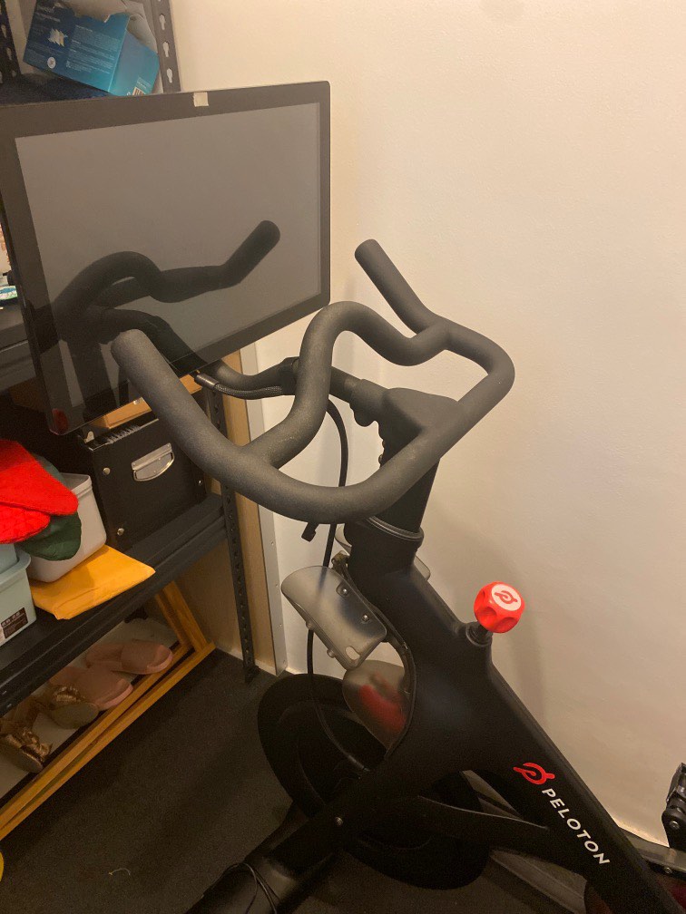 Peloton bike, Sports Equipment, Exercise & Fitness, Cardio & Fitness ...