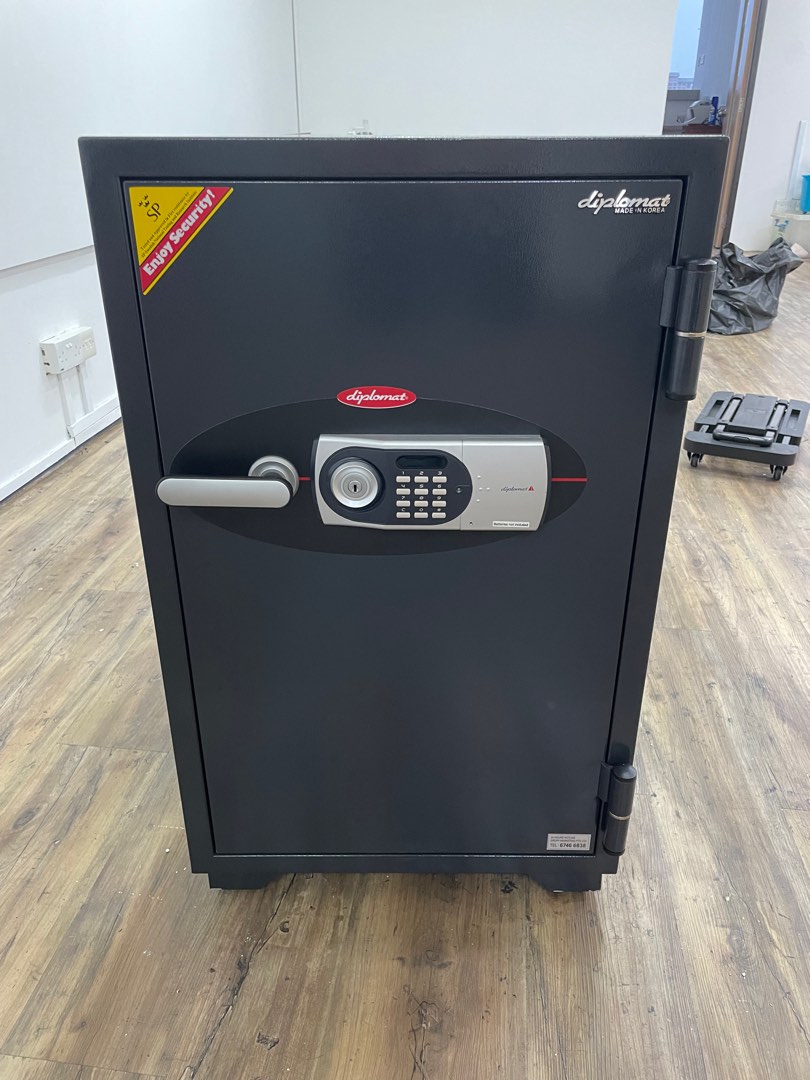 Selling safe diplomat 080ehk, Furniture & Home Living, Security & Locks, Safe on Carousell