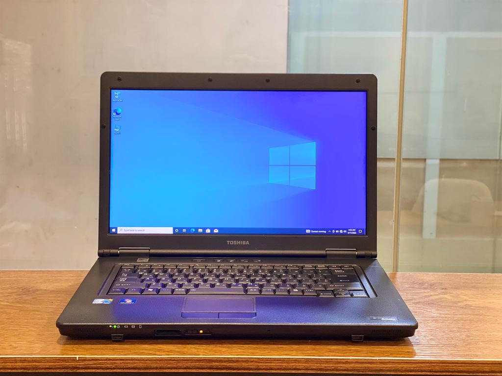 Toshiba SSD Laptop / 15.6" Display / Intel Core i7 / 128GB SSD + 8GB ...