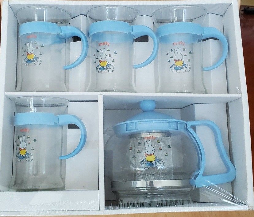 Miffy 全新Tea Set (1套5件 - 1茶壺4杯), 傢俬＆家居, 廚具和餐具, 茶具配件 - Carousell