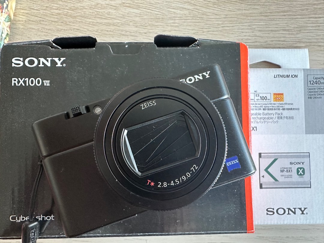 Sony RX100m7 連兩粒原裝電加叉電座有盒, 攝影器材, 相機 - Carousell