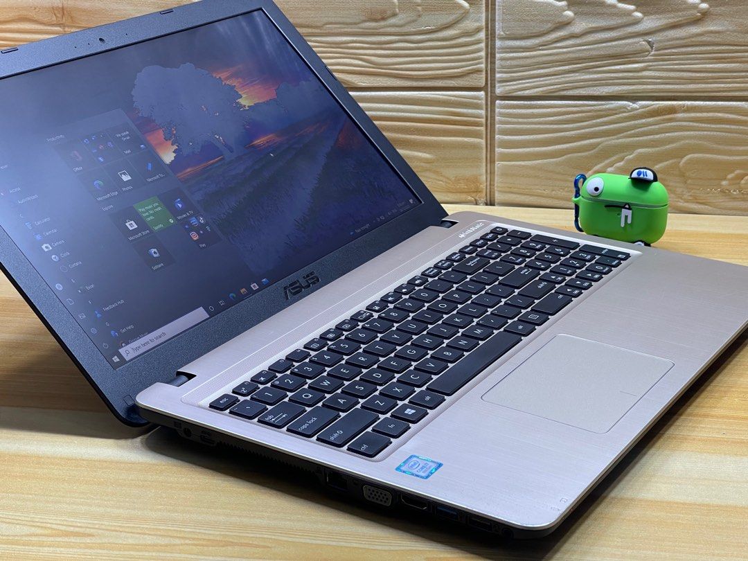 ASUS SonicMaster X540UPR Core i7 8th Gen 8Gb Ram 128Gb Ssd AMD Radeon ...