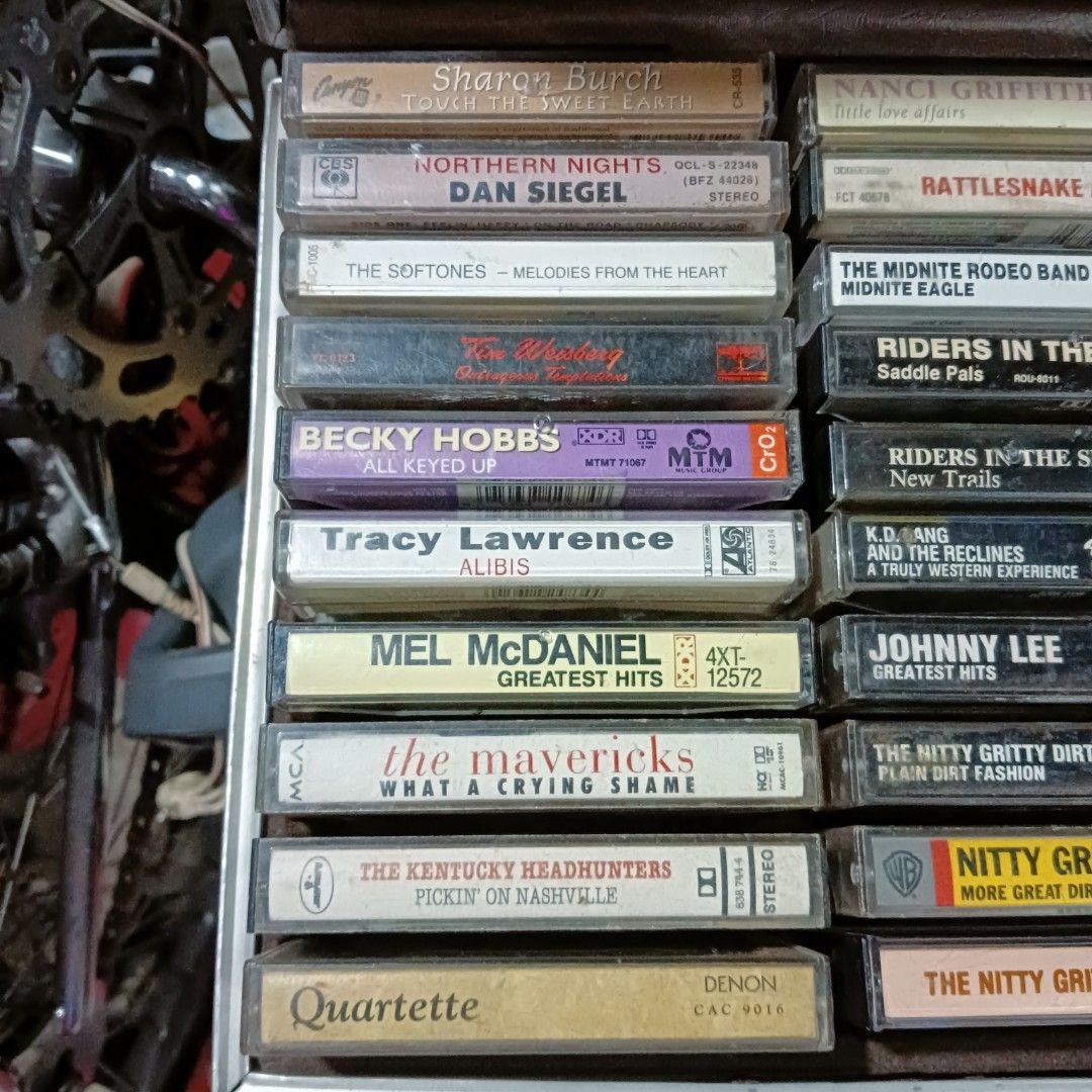 Cassette Tapes Country Music Free Carry Case Hobbies And Toys Memorabilia And Collectibles