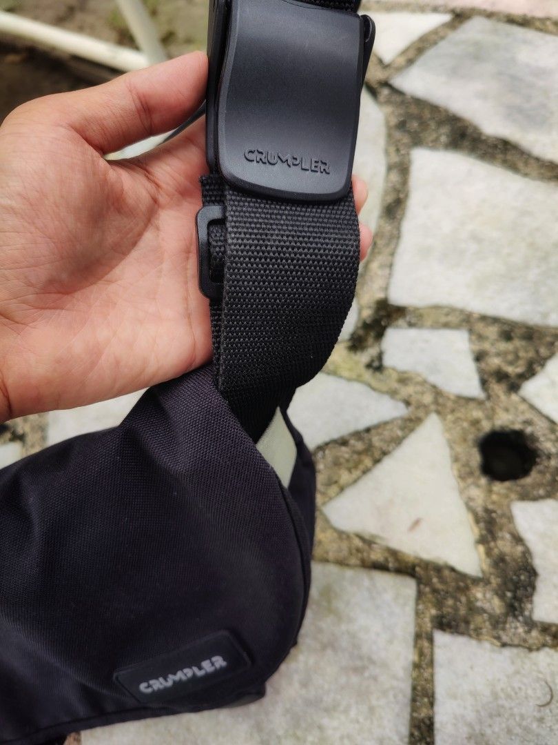 Crumpler Comfort Zone Small Messenger Bag, Men's Fashion, Bags, Sling ...