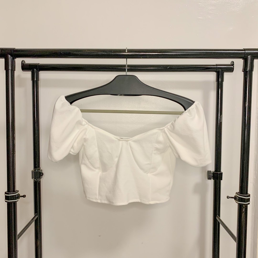 puff sleeve crop top, Women's Fashion, Tops, Blouses on Carousell