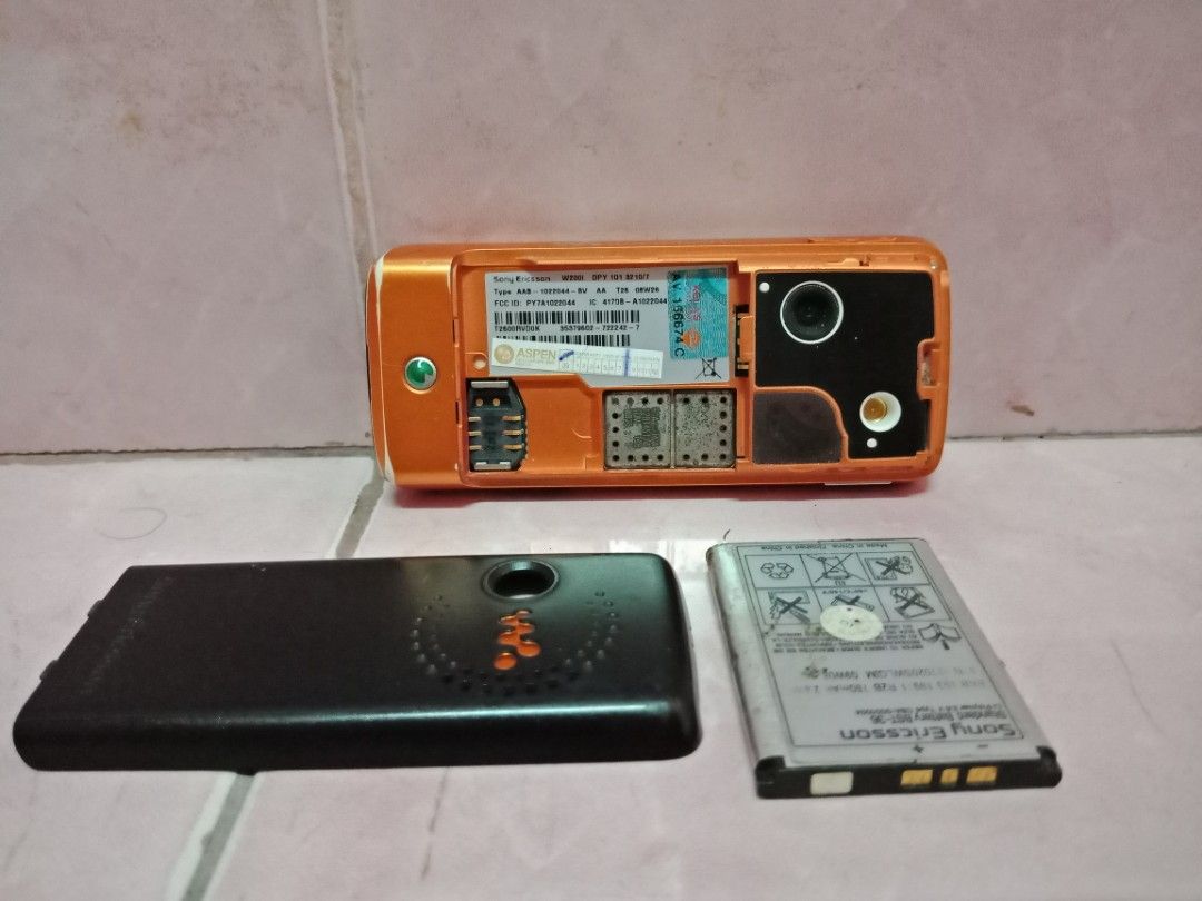 SONY ERICSSON W200i, Hobbies & Toys, Collectibles & Memorabilia ...