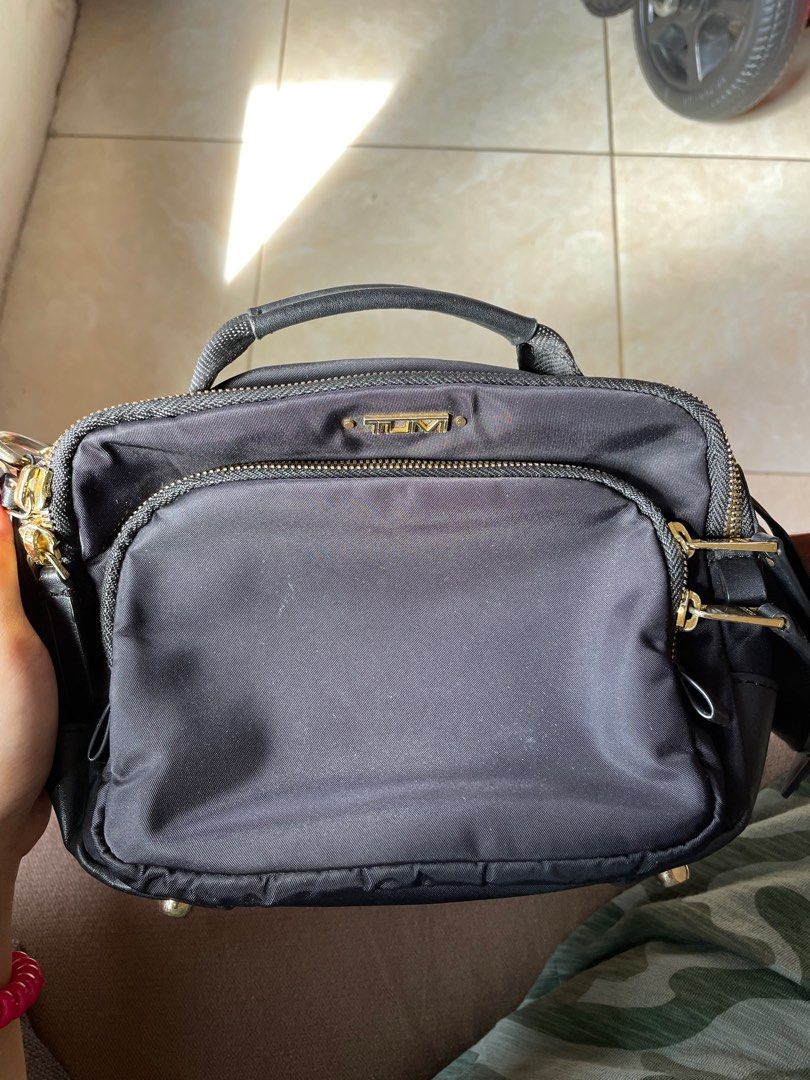 Tumi claudia black tdk aut, Fesyen Wanita, Tas & Dompet di Carousell