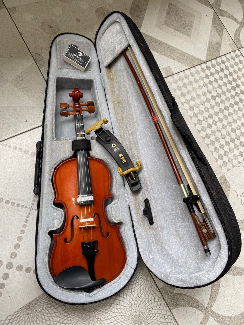 Used beginner 1/10 violin, Hobbies & Toys, Music & Media, Musical Instruments on Carousell