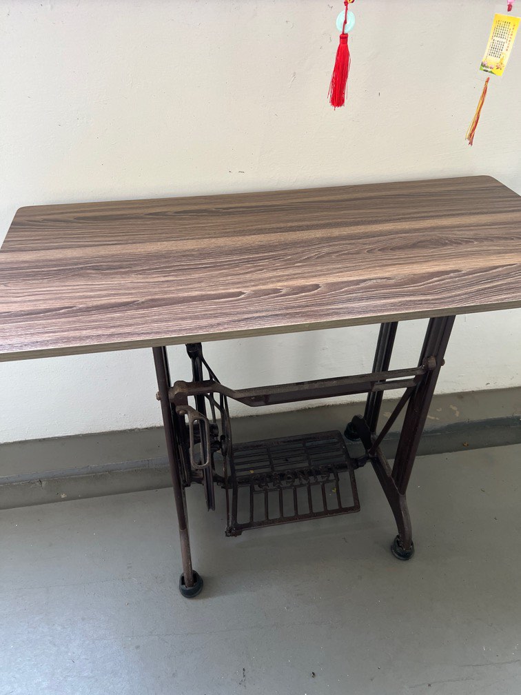 Vintage SINGER sewing machine stand/wooden top, Hobbies & Toys ...