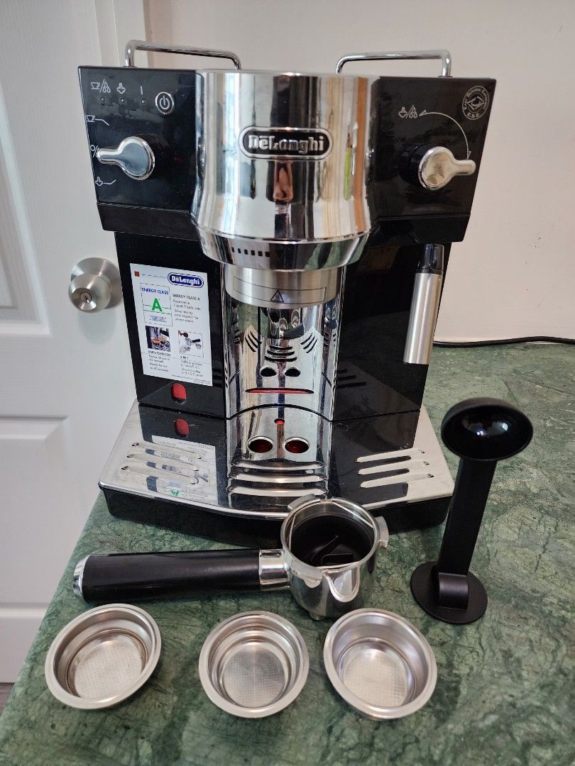 Delonghi 半自動咖啡機 (連打奶棒) EC820.B, 家庭電器, 廚房電器, 咖啡機及咖啡壺 - Carousell