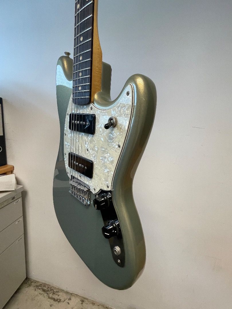 Hold - Fender Mustang (MP90 pickups), 興趣及遊戲, 音樂樂器 & 配件, 樂器 - Carousell