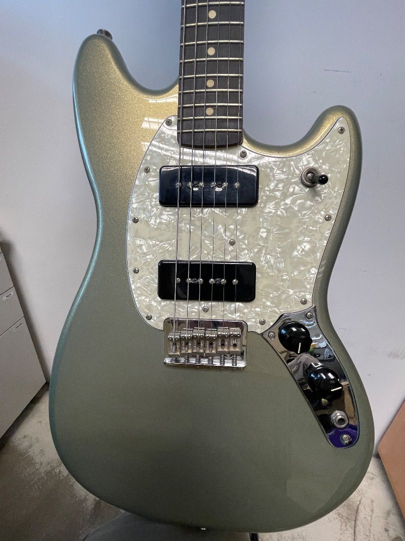 Hold - Fender Mustang (MP90 pickups), 興趣及遊戲, 音樂樂器 & 配件, 樂器 - Carousell